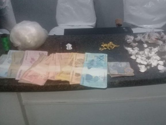 PMs da 26ª Cicom detêm homens com drogas no Monte das Oliveiras - SSP