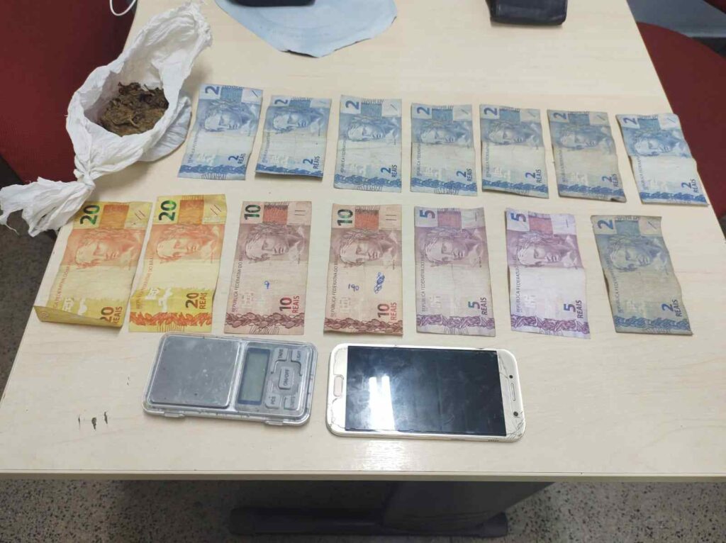 No Bairro São Francisco Pmam Prende Jovem Por Tráfico De Drogas
